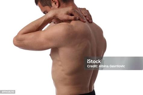 근육 질 남자 흰색 배경에 고립 된 허리와 목 통증에서 고통 통증 완화 척추 교정 지압 요법 개념 스포츠 상해 운동 건강관리와