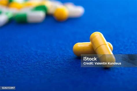 醫療藥片特寫彩色膠囊藥物藍色背景保健概念文本的可用空間藥物不同的藥片化工 照片檔及更多 一組物體 照片 一組物體 上癮 乙醯水楊酸