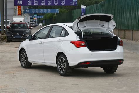 【艾瑞泽515l Cvt风尚型后备厢开启45度侧拍图片 汽车图片大全】 易车