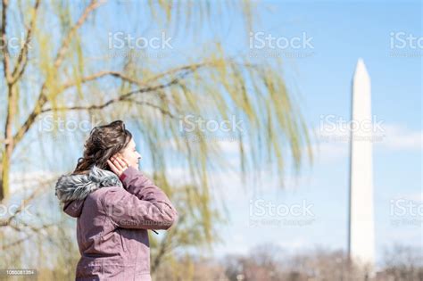 젊은 여성 여자 프로필의 근접 촬영 얼굴 보고 보기 워싱턴 기념비에 버드 나무 가지 녹색 잎 단풍 봄 푸른 하늘 건물 외관에