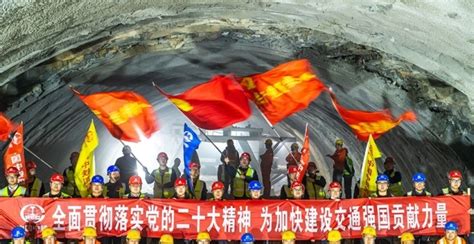重庆南川：渝湘复线高速首座长大隧道右线贯通腾讯新闻