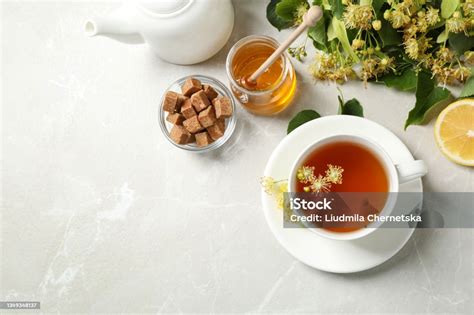 밝은 회색 대리석 테이블에 맛있는 차와 린든 꽃이있는 플랫 레이 구성 텍스트 공간 0명에 대한 스톡 사진 및 기타 이미지 0명 감귤류 과일 건강관리와 의술 Istock
