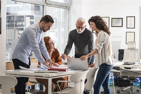 디자인 스튜디오에서 일하는 날 회의에 디자이너와 건축가의 그룹 노인에 대한 스톡 사진 및 기타 이미지 노인 사무실 20 24세 Istock