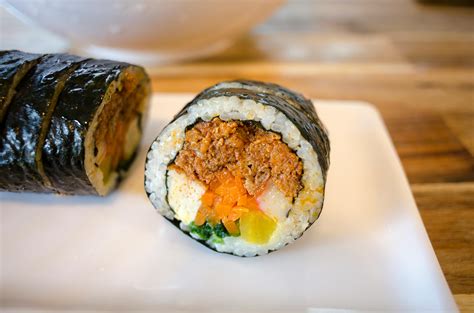 건강한 고명 군침이 도는 김밥 노리 다채로운 당근 마키 맛있는 물고기 미식가 소풍 손가락 음식 수제