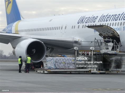 공항 직원은 출발 전에 승객의 수하물을 비행기로 적재 합니다 가방에 대한 스톡 사진 및 기타 이미지 가방 공항 관광
