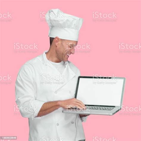 백인 젊은 남성 요리사 가 서 앞에 유색 배경 착용 바지 와 사용 컴퓨터 노트북에 대한 스톡 사진 및 기타 이미지 노트북