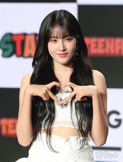 E포토 스테이씨 윤 귀여운 애교 입술