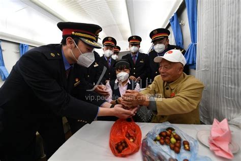 红旗列车迎来88岁的抗美援朝老兵 人民图片网
