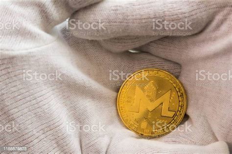 손 손바닥 사이에 Monerd 동전을 들고 흰 정 향에 있는 남자 디지털 통화 블록 체인 시장 0명에 대한 스톡 사진 및 기타