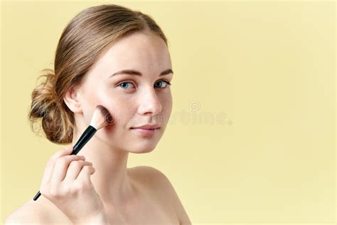 Красивая молодая женщина Redhead при веснушки контуря ее скулы