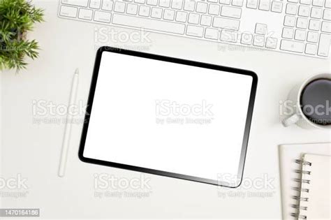 키보드 스타일러스 펜 커피 컵 장식 및 태블릿 모형이 있는 흰색 작업 공간 평면도 0명에 대한 스톡 사진 및 기타 이미지 0