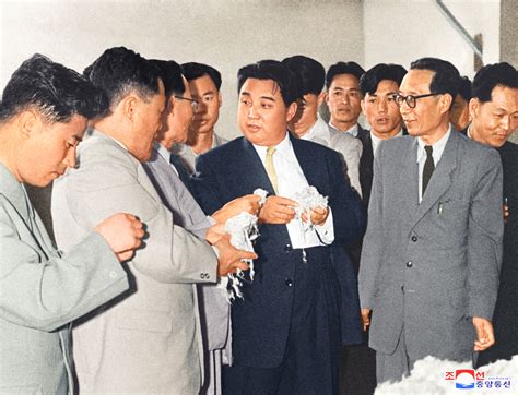 2 8비날론공장을 현지지도하시는 위대한 수령 김일성 동지 주체50 1961 년 10월