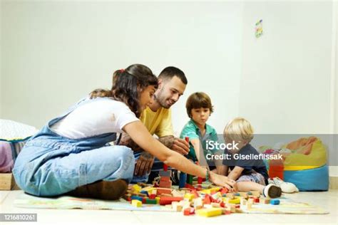 아이들과 함께 노는 아름다운 가족 놀기에 대한 스톡 사진 및 기타 이미지 놀기 놀이 아들 Istock
