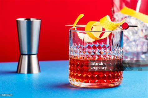 Sazerac 코냑 버번 압생트 쓴 맛 설탕 및 레몬 향이 함유 된 알코올 칵테일 음료 강렬한 빛과 그림자 패턴이 있는 눈부신