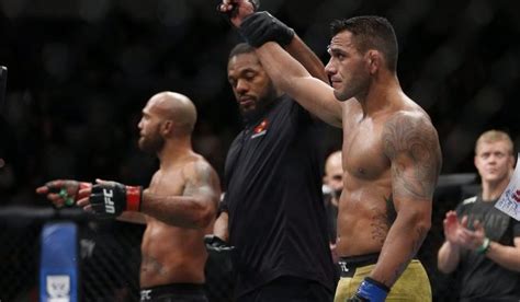 Rafael Dos Anjos Beats Robbie Lawler In Ufc Welterweight Clash In