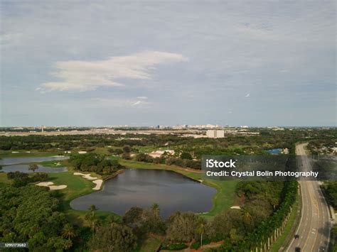 2021년 1월 플로리다 주 센트럴 웨스트 팜 비치의 시티 스트리트에서 운전하는 자동차의 공중 장면 가로등에 대한 스톡 사진 및