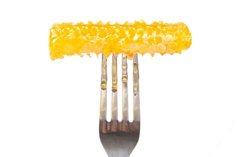 테이블 포크에 왁스 꿀에서 신선한 꿀 드립 방울 비타민 영양과 꿀벌 제품 건강관리와 의술에 대한 스톡 사진 및 기타 이미지