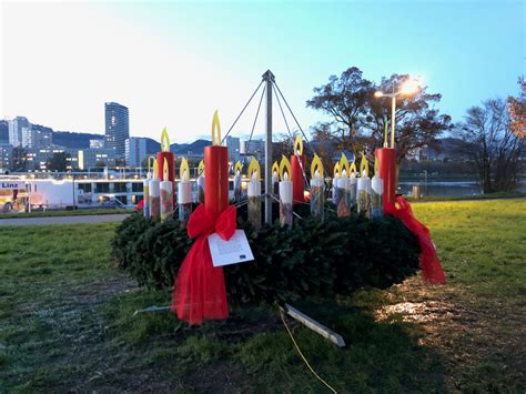 Drei Meter große Diakonie Adventkränze als Symbol der Hoffnung Diakonie