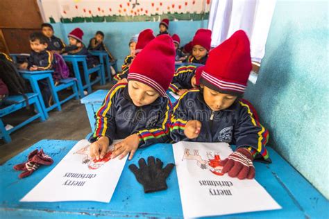 Alumnos En Clase De Inglés En La Escuela Primaria El Solamente De Niños En Nepal Pueden