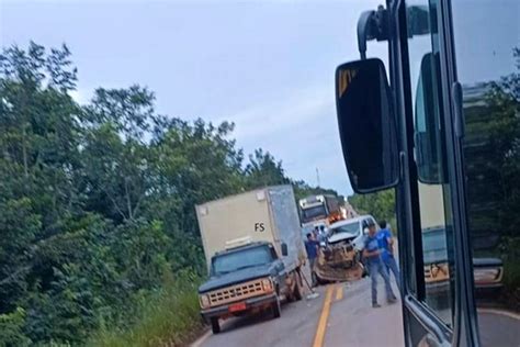 Mulher Fica Presa As Ferragens Após Picape Bater Em Caminhão Na Br 435