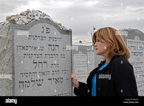 Une Femme Juive Orthodoxe Dit Une Prière Près De La Tête De La Mère Du
