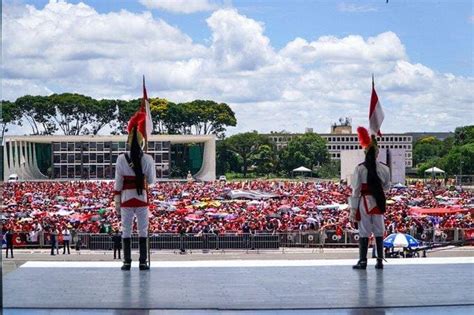 Em Frente Ao Planalto Apoiadores De Lula Pedem Dilma Passa A Faixa