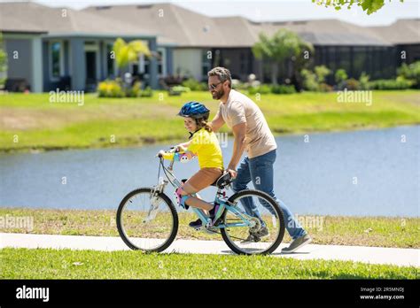 Père Enseignant Fils à Vélo Père Aidant Son Fils Excité à Faire Un