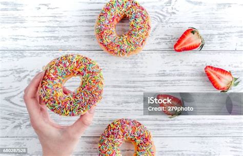 Donat Stroberi Dan Cokelat Berbaring Datar Di Latar Belakang Kayu Pemandangan Atas Foto Stok
