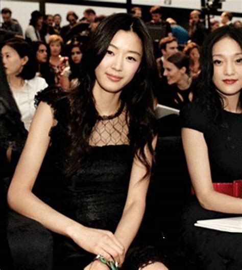 최초로 샤넬쇼 참석했던 여배우 전지현 43세에도 명품 브랜드 엠버서더로 모셔가는 클라스 투데이 셀럽패션