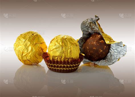 树甜巧克力糖果包裹在金箔纸。前视图