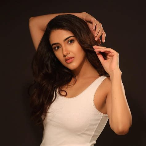 மால்விகா சர்மா Photos And Images 29763 Filmibeat Tamil