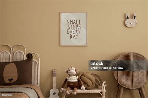 모형 포스터 프레임 노란색 벽 봉제 인형 원숭이 등나무 찬장 기타 갈색 침구 및 개인 액세서리가 있는 어린이 방 인테리어의 미적 구성 가정 장식 템플렛 0명에 대한 스톡