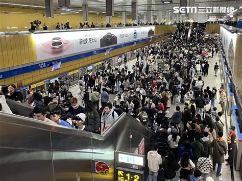老外北捷狂問「親吻玩香腸嗎？」 女網友曝：被問好幾次！一句就解決