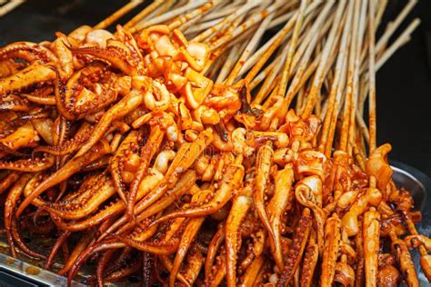Comida Callejera De Calamar Asado En Las Calles De Guilin Imagen De