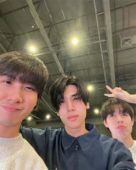 起太早了吧哈哈哈哈哈哈 有些人又不刮胡子等化妆师给你刮齁 一会儿见🥺🥺🥺🥺