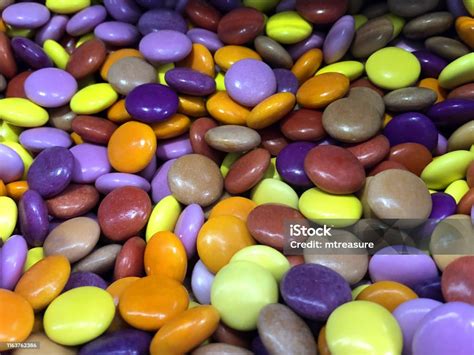 느슨한 무지개 색 Smarties 과자 사탕 과자의 이미지는 전통적인 영어 달콤한 가게 그림과 믹스 멀티 컬러 젤리 콩 혼합물