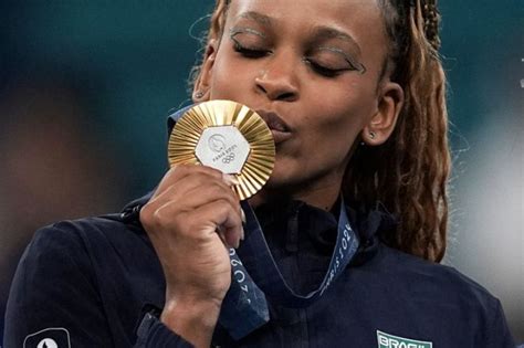 Rebeca Andrade é ouro no solo e vira maior medalhista olímpica do
