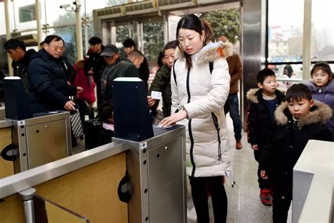 洛阳火车站喜提“刷脸进站神器”，但这三类旅客不能用身份证
