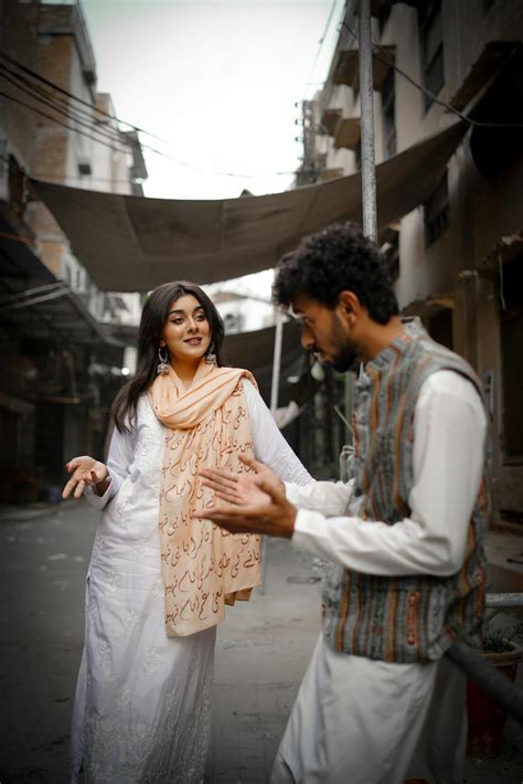 도시 환경에서 전통 의상을 입은 거리 풍경 · 무료 스톡 사진