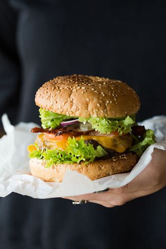 신선한 맛있는 햄버거를 들고 손 패스트 푸드를 먹는 소녀 감자 요리에 대한 스톡 사진 및 기타 이미지 감자 요리 건강한