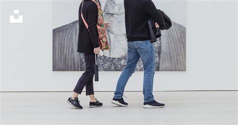 여자의 그림을 보고 있는 남자와 여자 사진 Unsplash의 무료 예술 이미지