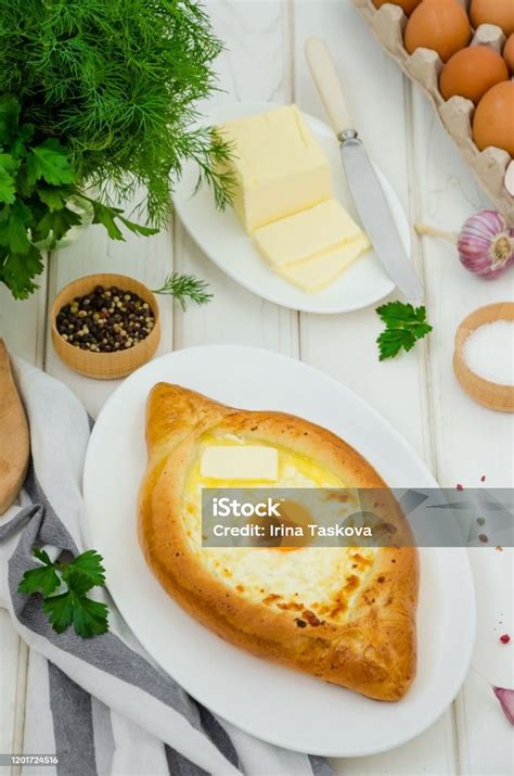 아자리안 카차푸리 전통 그루지야 치즈 페이스트리는 흰 나무 배경에 달걀과 버터를 얹은 접시에 얹어 놓습니다 수직 방향 0명에 대한 스톡 사진 및 기타 이미지 Istock