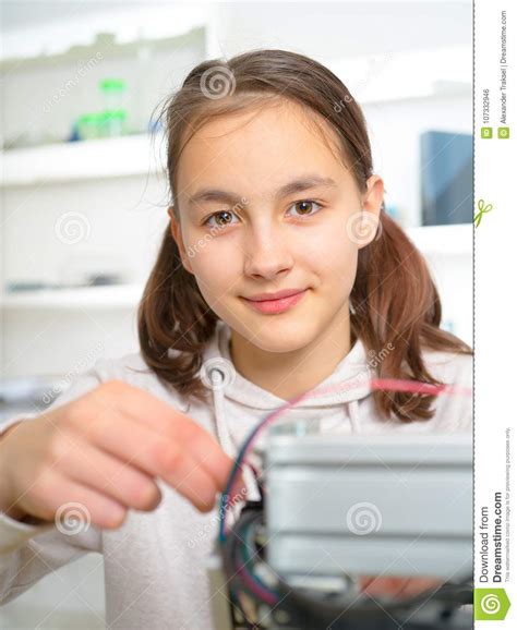 Aprendiz De Sexo Femenino Que Trabaja En La Maquinaria Del Cnc Foto De