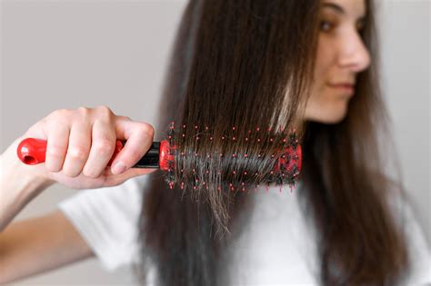 4 Ways To Check Hair Porosity To Determine Hair Type The Moms Co