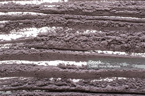 화장품 배경 Minerl 클레이 텍스처입니다 Facecare 및 푸터 바 브 건조 검은 클레이 마스크 흰색 배경에 고립 가꿔