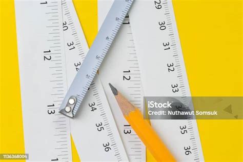 밝은 노란색 배경 길이 긴 또는 메이커 악기 및 도구 개념에 센티미터와 인치와 노란색 연필 및 흰색 측정 테이프 개념에 대한 스톡 사진 및 기타 이미지 Istock