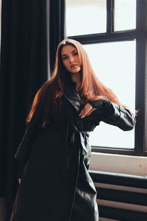 Девушка в чёрном плаще