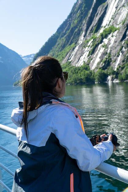 Jeune Femme Méconnaissable Voyageant En Ferry Avec Son Appareil Photo