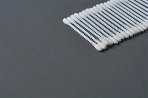 위생을 위해 많은 새로운 면 봉의 행은 어두운 콘크리트 책상에 놓여있다 텍스트를 위한 공간 개인 장식품에 대한 스톡 사진 및 기타 이미지 Istock