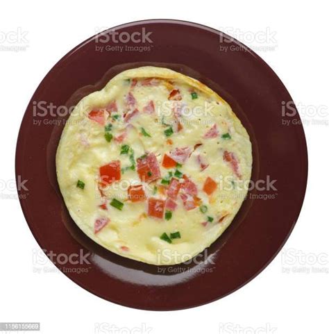 토마토와 파를 곁들인 오믈렛을 흰색 배경위에 올려 놓고 있습니다 건강한 아침 식사 0명에 대한 스톡 사진 및 기타 이미지 0